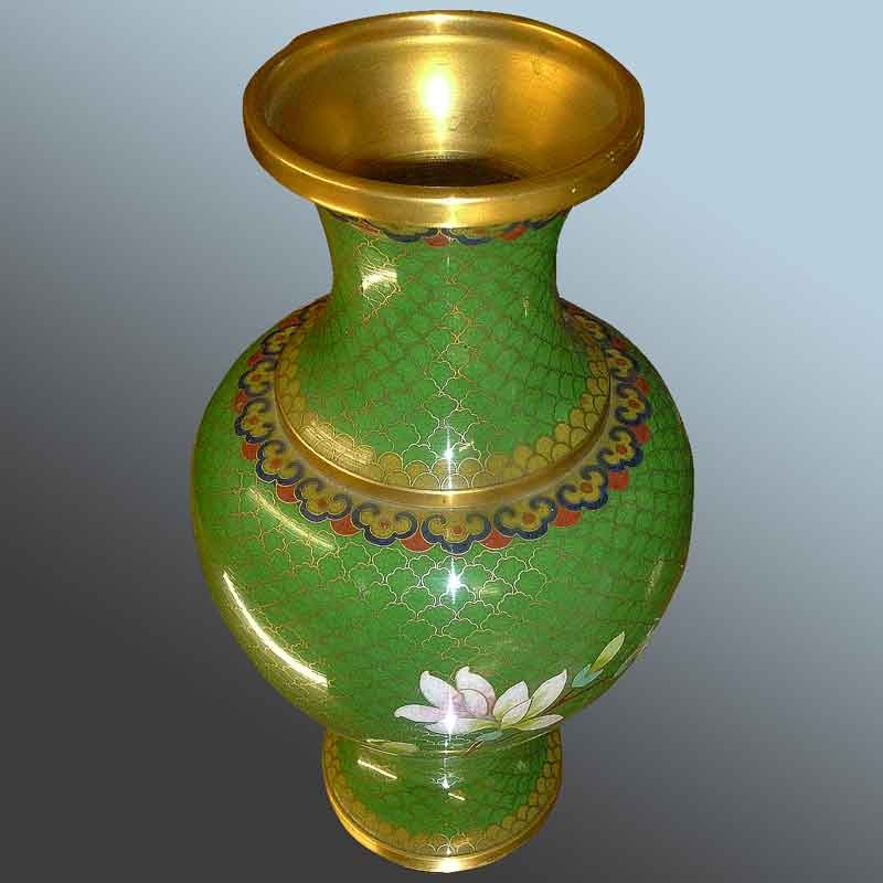 Paire de vases cloisonnés vert en bronze